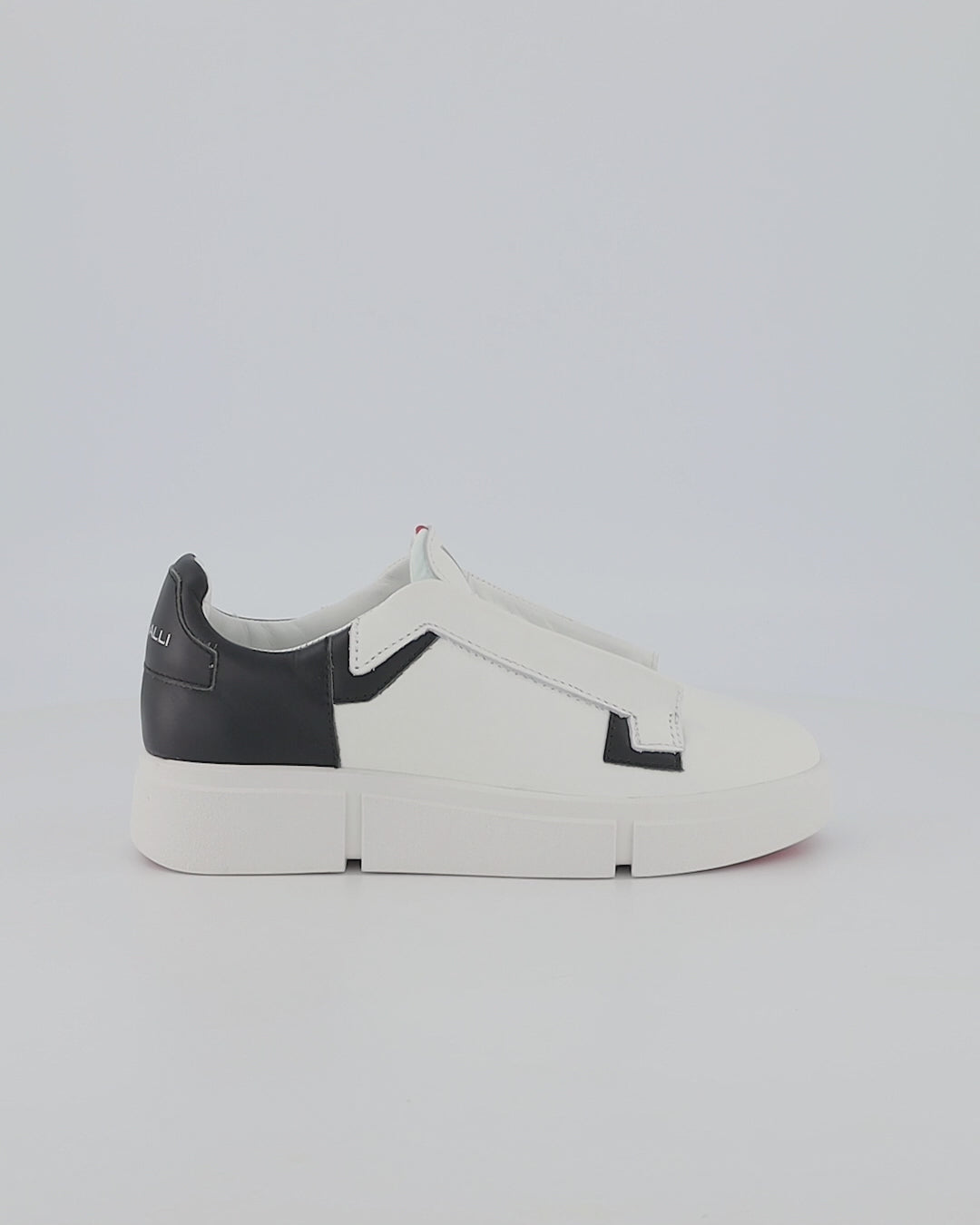 VS-004 White/Black - Laceless Sneaker | Vassalli